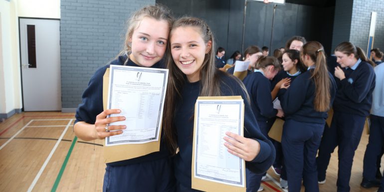 GAILEARAÍ: Scoláirí Scoil Chuimsitheach Chiaráin na Ceathrún Rua sásta ...