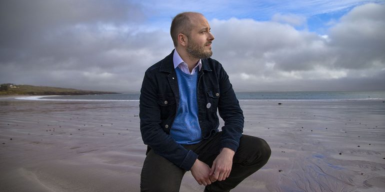 ‘Gach focal Gaeilge a labhraíonn tú, is gníomh é ar son teanga aoibhinn ...