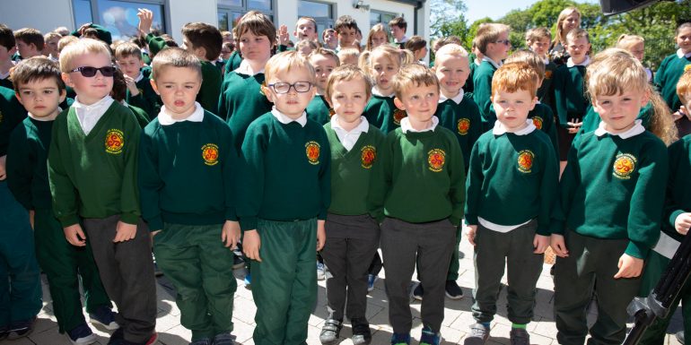 GAILEARAÍ: Slua mór i láthair d’oscailt oifigiúil Scoil Sailearna i ...