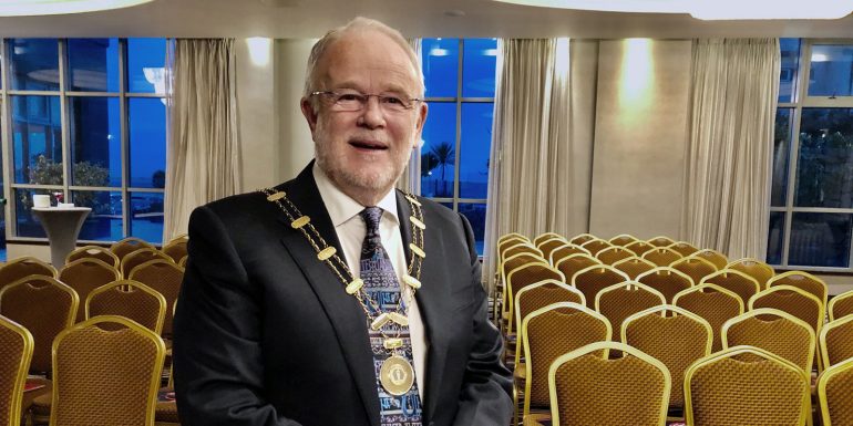 Amhras ar Ghearóid Denvir faoi thiomantas an stáit don Ghaeilge agus ...