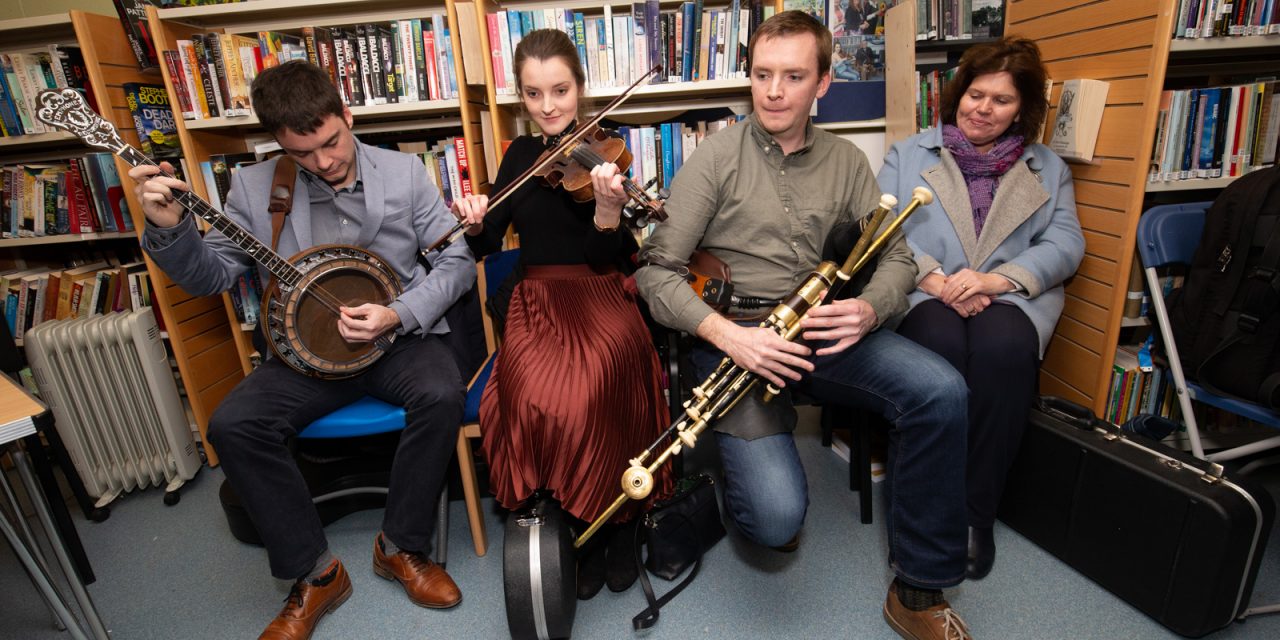 GAILEARAÍ: Slua breá as Ráth Chairn meallta chuig seoladh leabhar nua ...