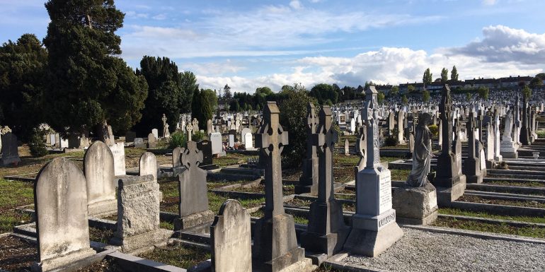 Tá stair na hÉireann sa reilig seo ach súil a chaitheamh timpeall agus ...