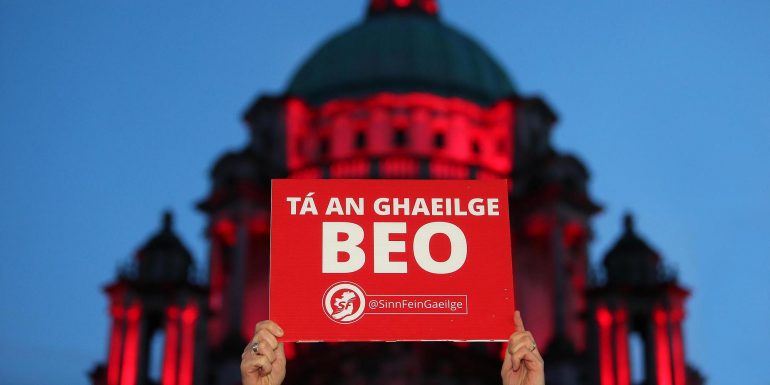 Inniu an Lá Dearg ar son cearta teanga i mBéal Feirste – Tuairisc.ie