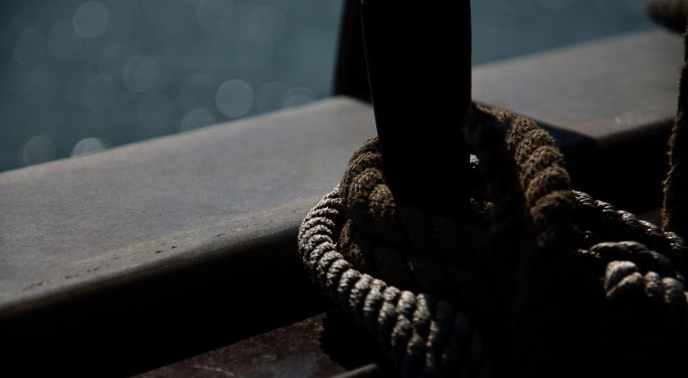 Scéal dhá bhád fartha a tosaíodh in 2015 ach atá fós leathchríochnaithe ...