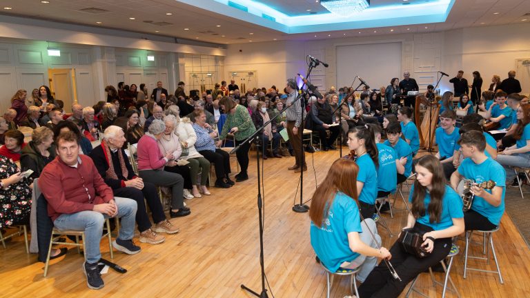 GAILEARAÍ: Taisce luachmhar faoi cheoltóirí is ealaíontóirí Chois ...