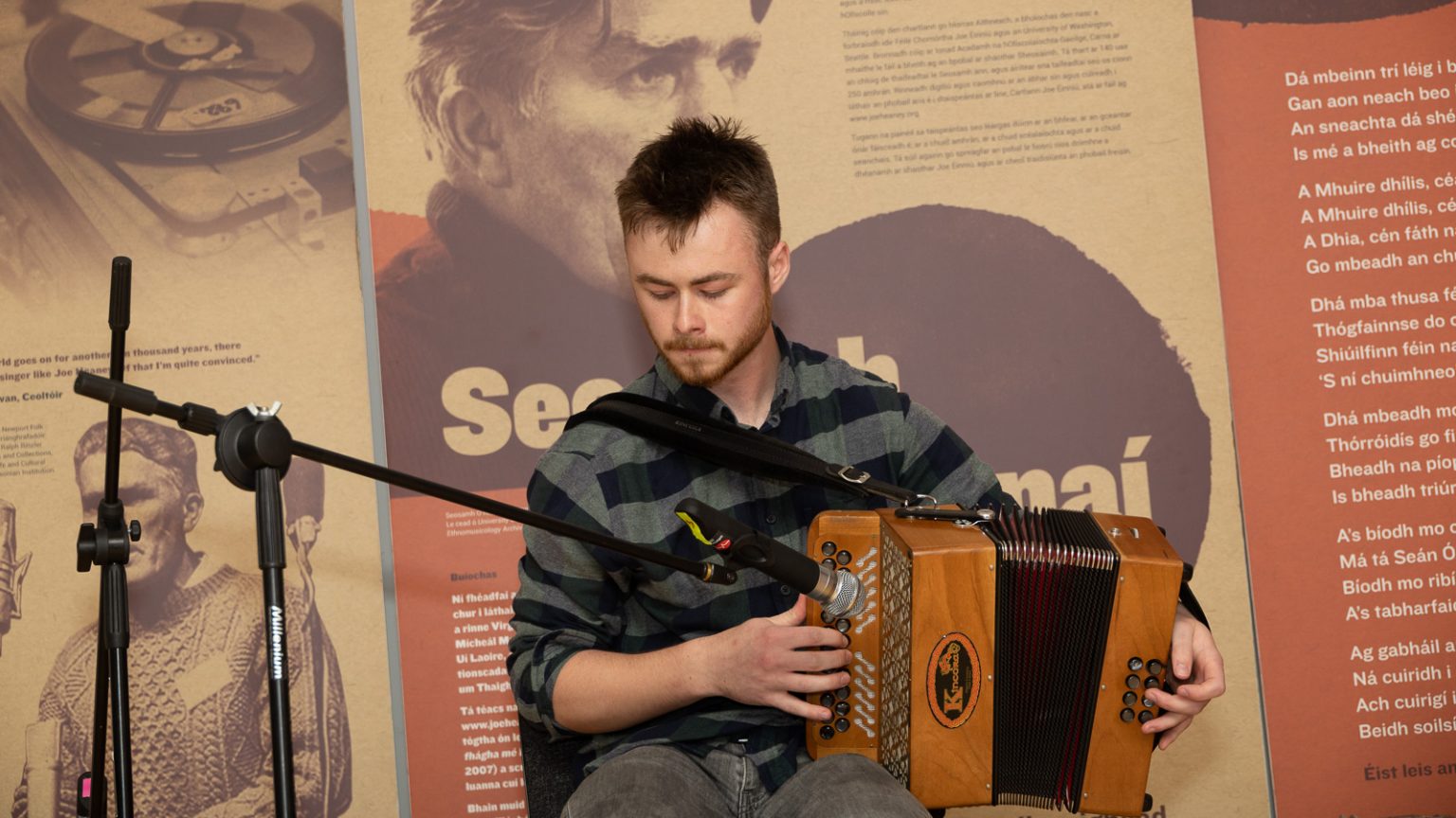 GAILEARAÍ: Slua mór ag seoladh albaim ag Féile Joe Éinniú – Tuairisc.ie