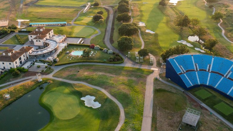 Lá fliuch i 1975 a leag Banríon na Caismíre súil ar Castello Marco ...