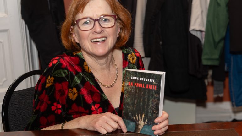 Is léir nach mbíonn scríbhneoirí scripte ag léamh leabhar Gaeilge ...