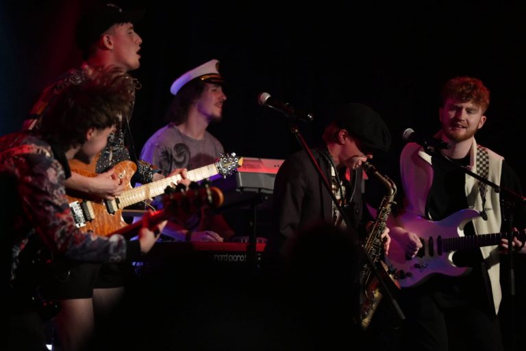 Gradaim cheoil NÓS bronnta i mBéal Feirste – Tuairisc.ie