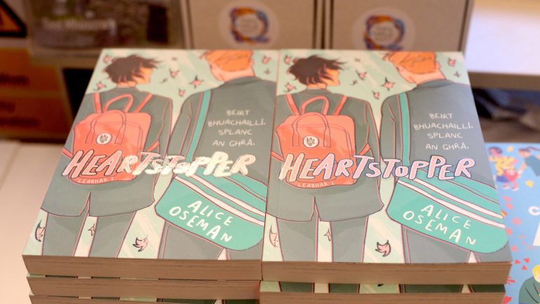 Cuisle agus draíocht ‘Heartstopper’ tagtha slán sa leagan Gaeilge ...
