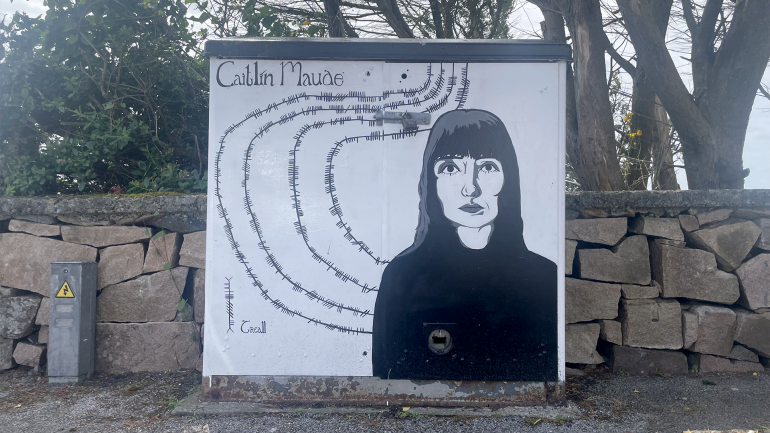 Caitlín Maude curtha os comhair an phobail ar an Spidéal ag daltaí ...