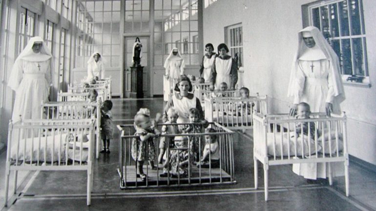 Scéal coscrach, náireach na n-áras géibhinn – Tuairisc.ie