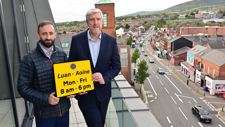Comharthaí tráchta dátheangacha le crochadh i mBéal Feirste den chéad ...