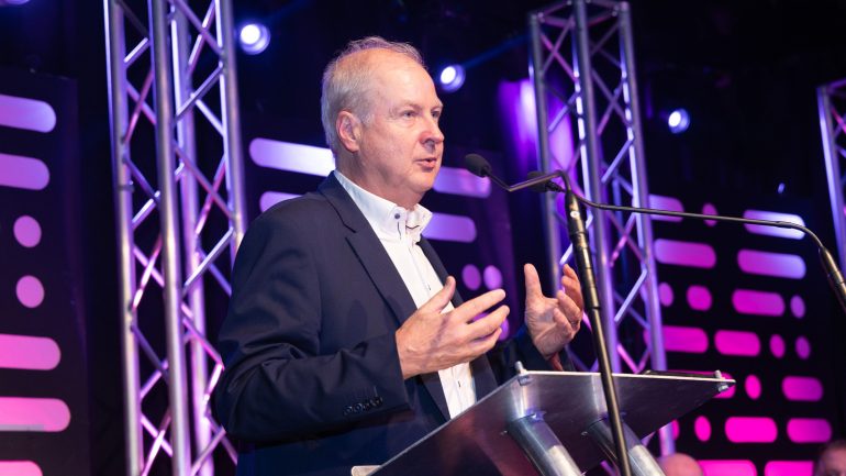 ‘Airím sa mbaile sa nGaeltacht’ – Alan Esslemont ag fágáil slán ag TG4 – Tuairisc.ie