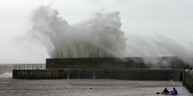 Spéirling chugainn i lár na hoíche, rabhadh dearg le teacht i bhfeidhm ...