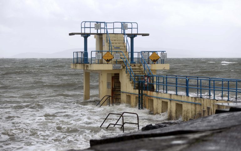 Stoirm Éowyn ag teacht, rabhaidh dearg agus oráiste fógartha – Tuairisc.ie