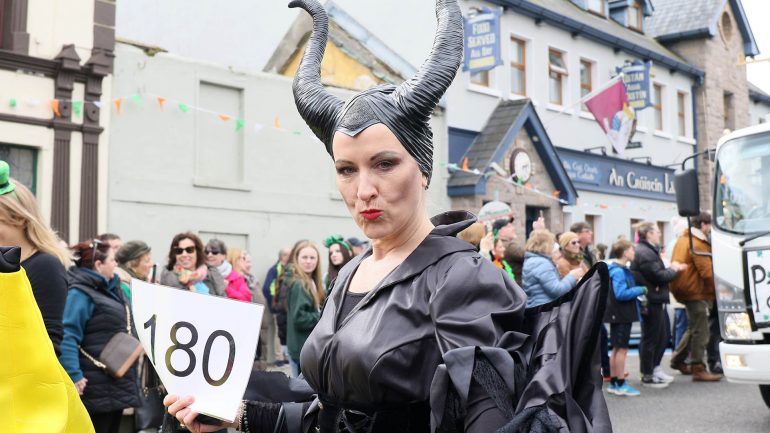 GAILEARAÍ: Scléip, scigmhagadh agus slua mór sa Spidéal do pharáid na ...