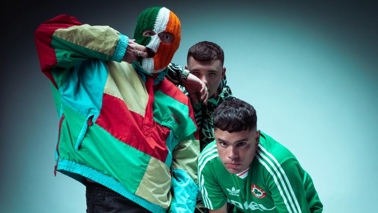 Kneecap fós ar chlár fhéile Glastonbury – Tuairisc.ie