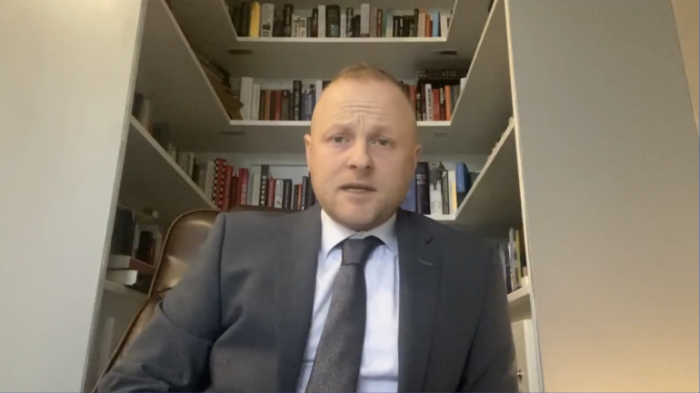 Tús curtha le dúshlán cúirte in aghaidh comharthaíocht dhátheangach i ...