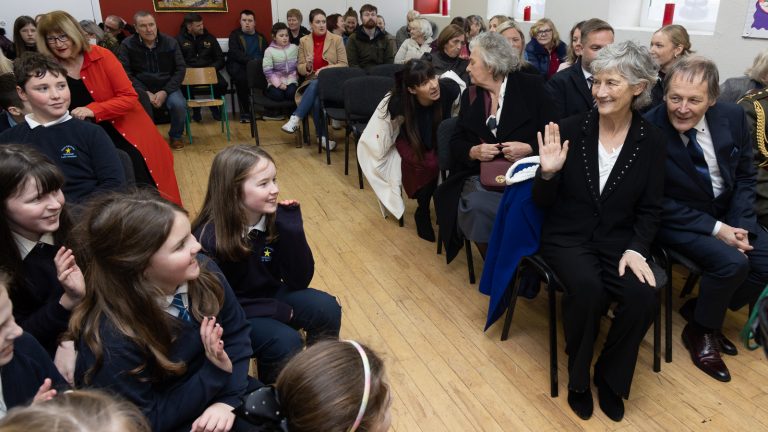 Fáilte mhór ag pobal Leitir Mealláin roimh Uachtarán na hÉireann ...