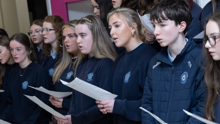 GAILEARAÍ: Sparánachtaí PJ Mhuiceanach bronnta ar bheirt iarscoláirí ó ...