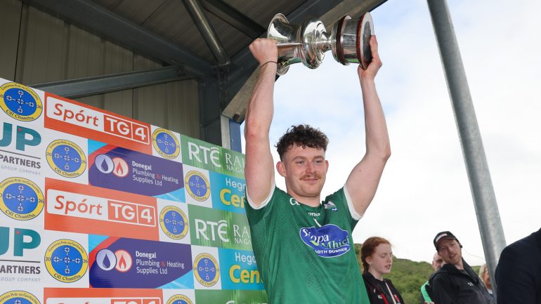 Lá stairiúil do Ghaoth Dobhair agus Corn an Aire ag dul go Machaire ...